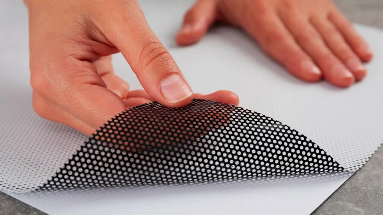 Vinyle micro-perforé : une solution polyvalente pour l'affichage ...